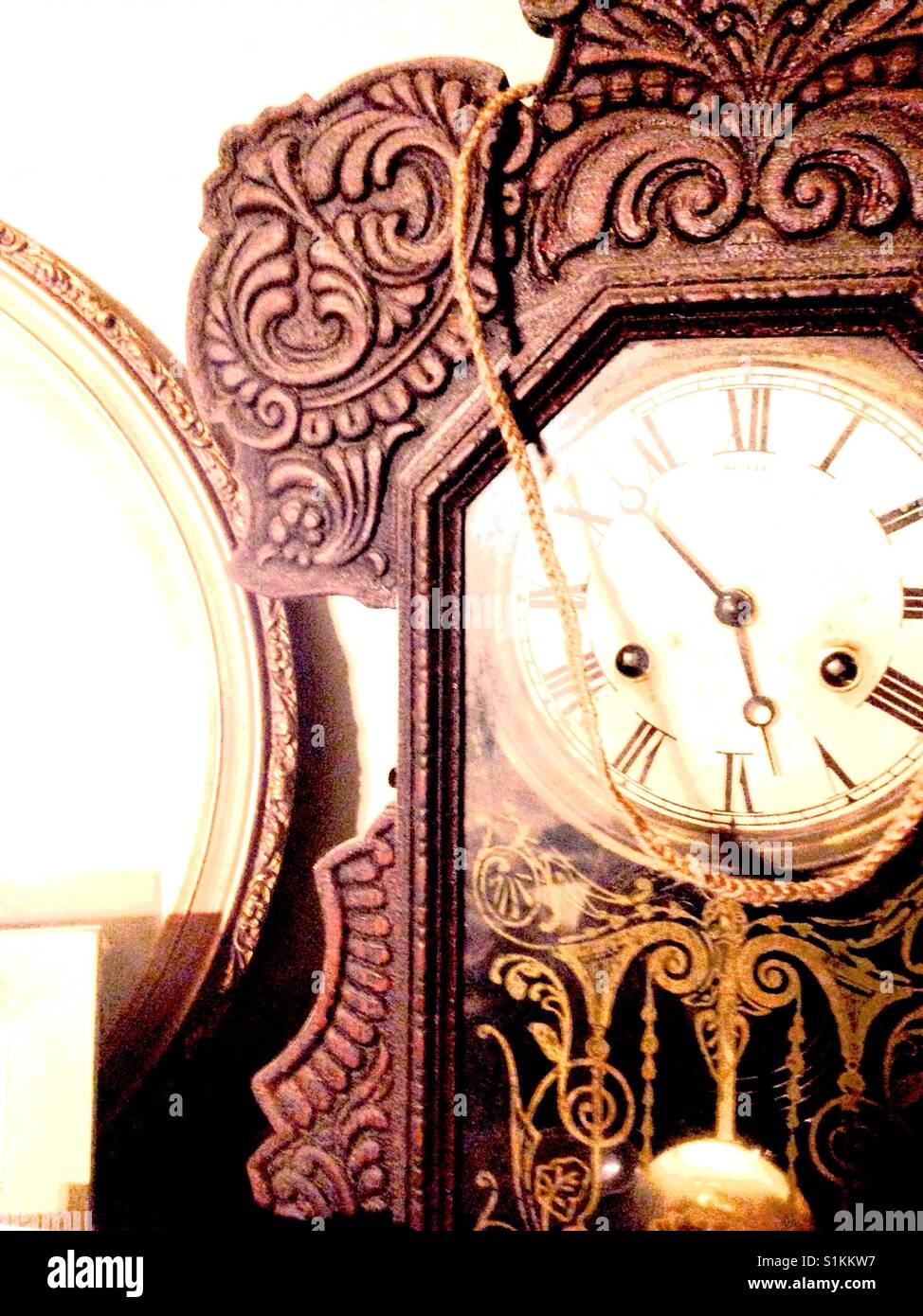 Time standing still- old unwound clock Stock Photo - Alamy