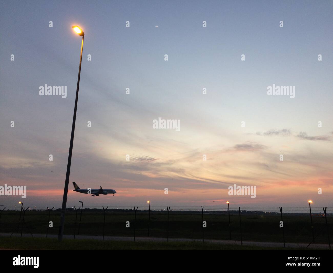 Flight sunset landing hi-res stock photography and images - Alamy