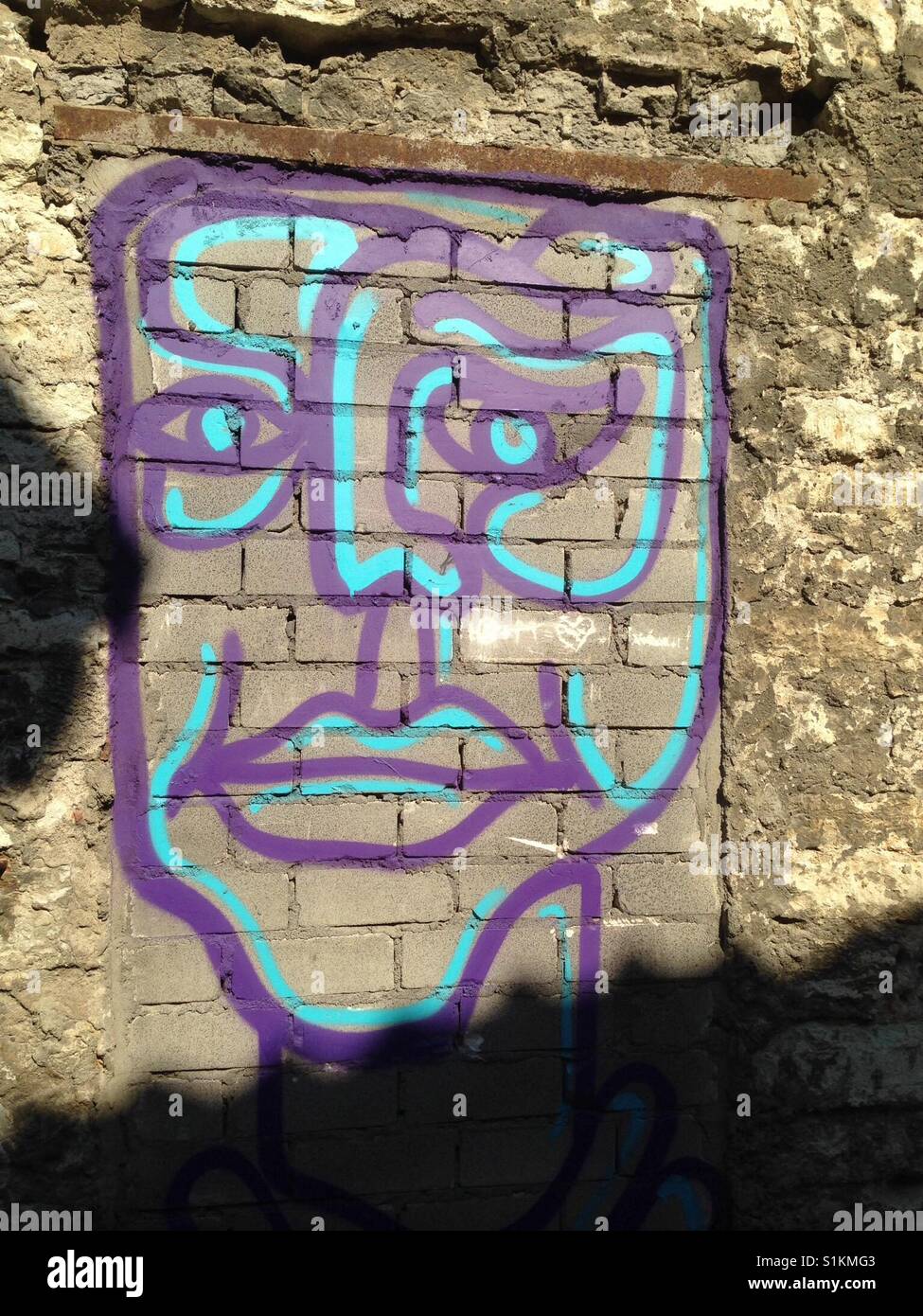Street art face hi-res stock photography and images - Alamy