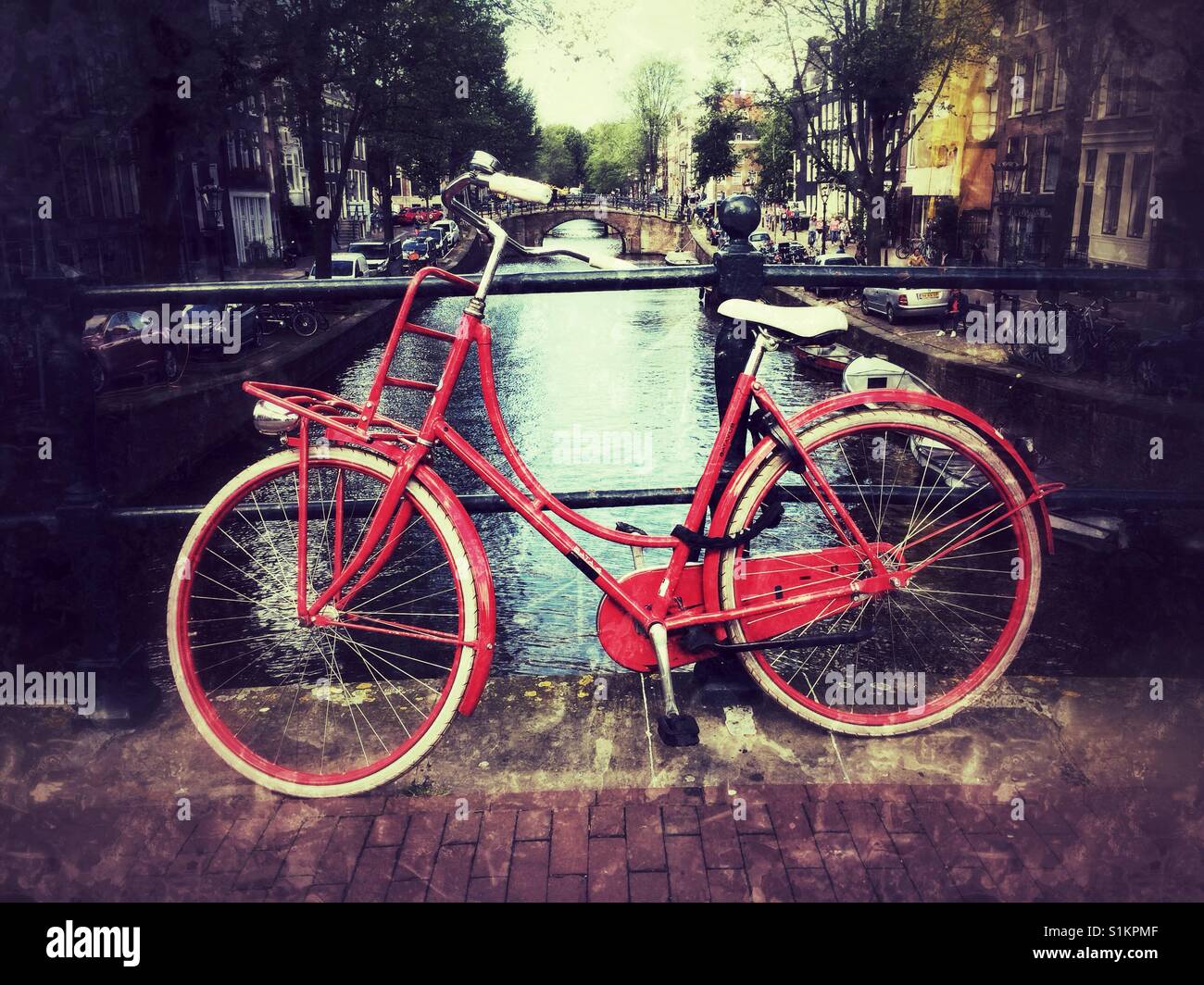 Cycle red hi-res stock photography and images - Alamy