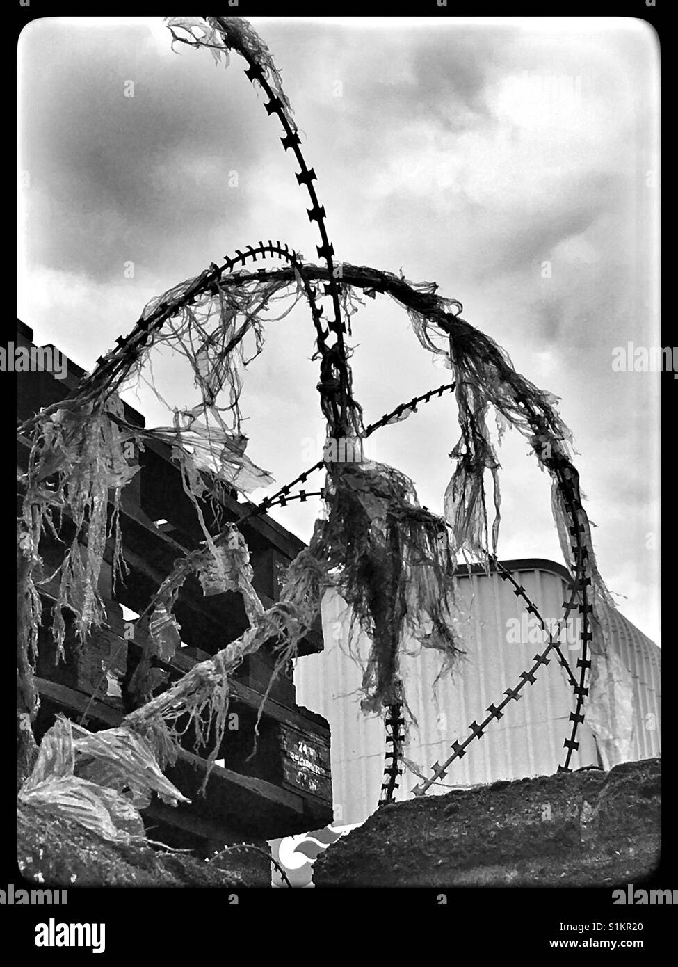 Razor wire security fencing hi-res stock photography and images - Alamy