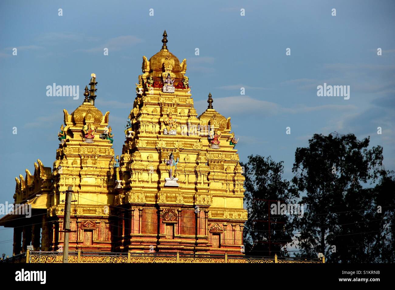 Golden hindu temple hi-res stock photography and images - Alamy