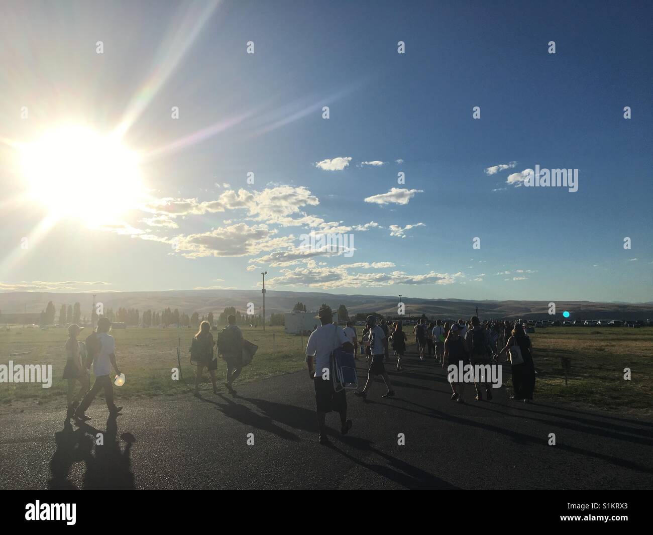 Crowd walking hi-res stock photography and images - Alamy
