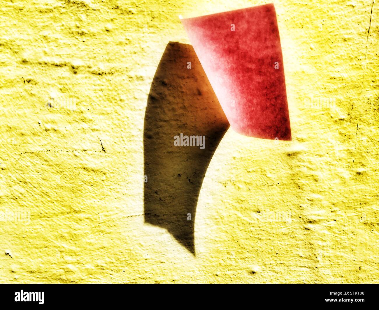 Post it note on yellow wall Stock Photo - Alamy
