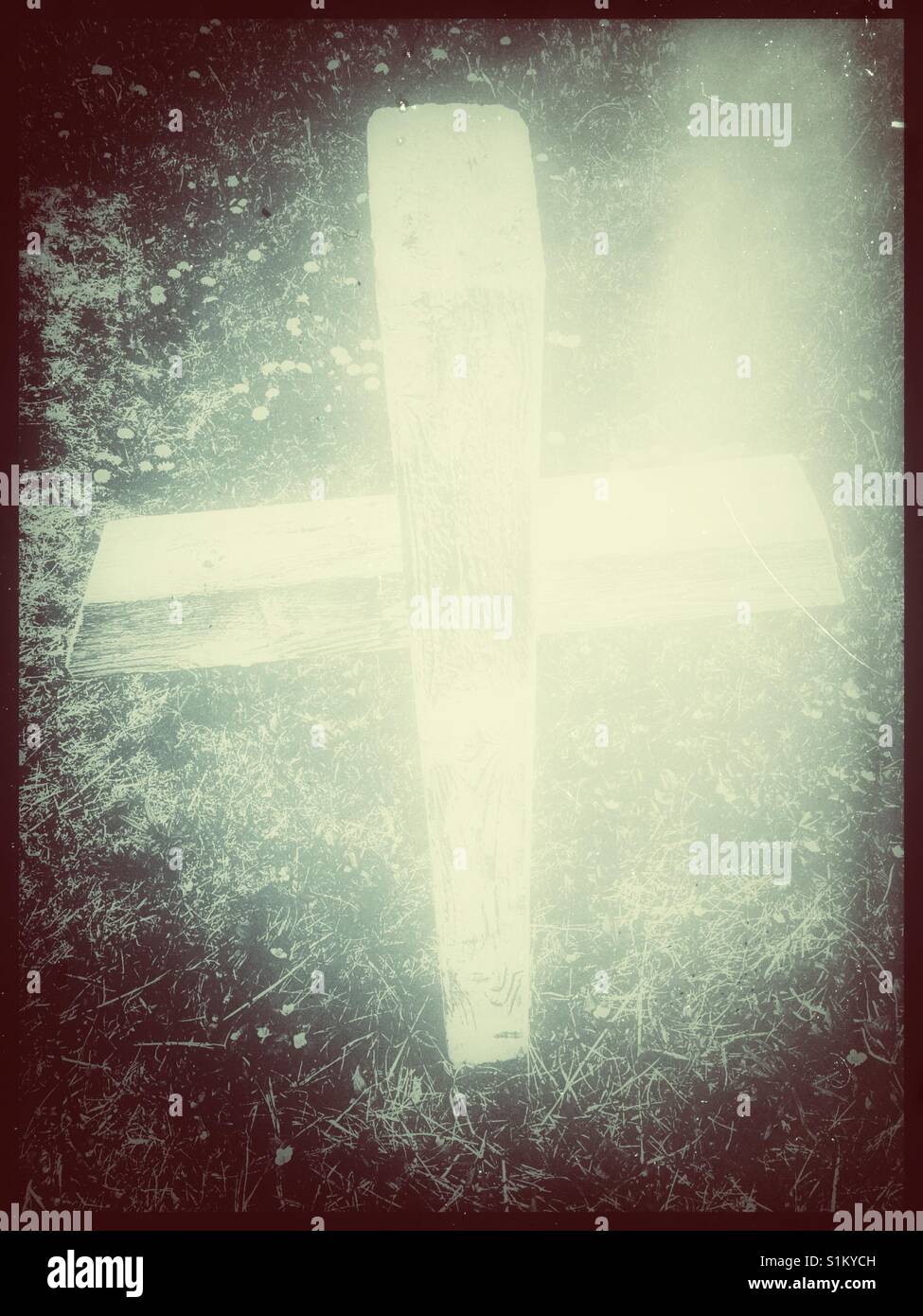 Misty unmarked wooden cross Stock Photo - Alamy