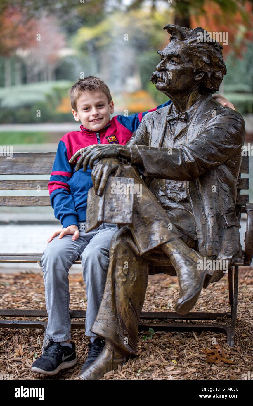 Statue of young boy hi-res stock photography and images - Alamy