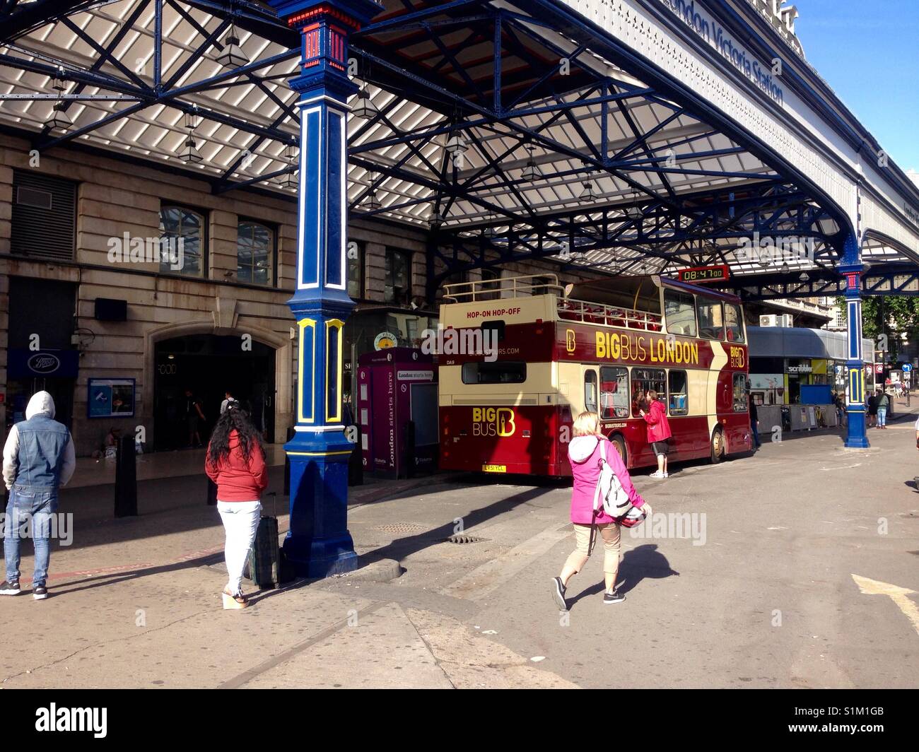 Busy railway hi-res stock photography and images - Alamy