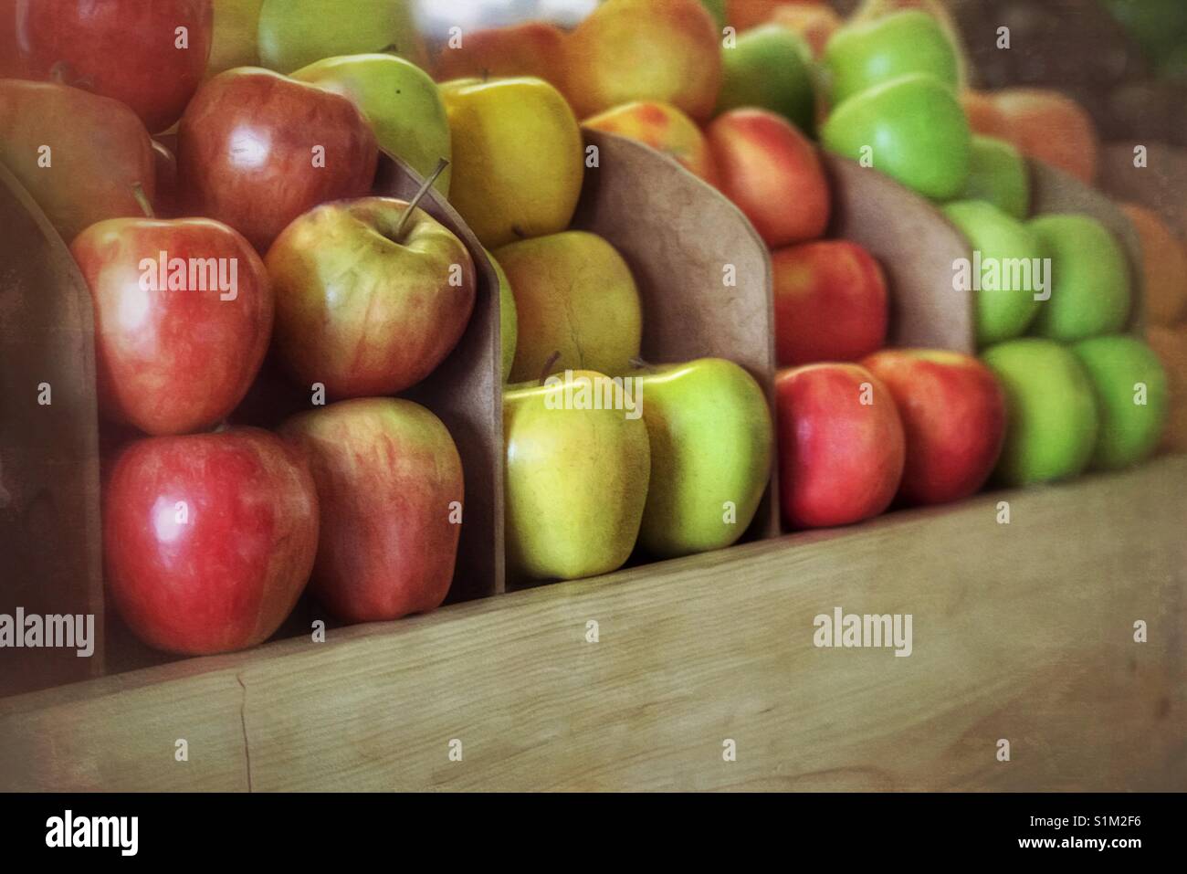 Display of apples at farmers market Stock Photo - Alamy