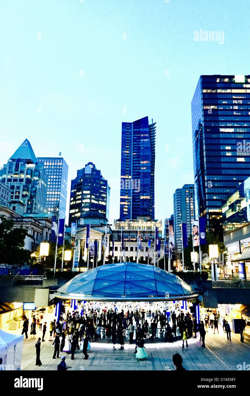 Happy folks hi-res stock photography and images - Alamy