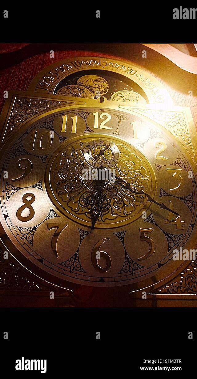 Gold clock face hi-res stock photography and images - Alamy