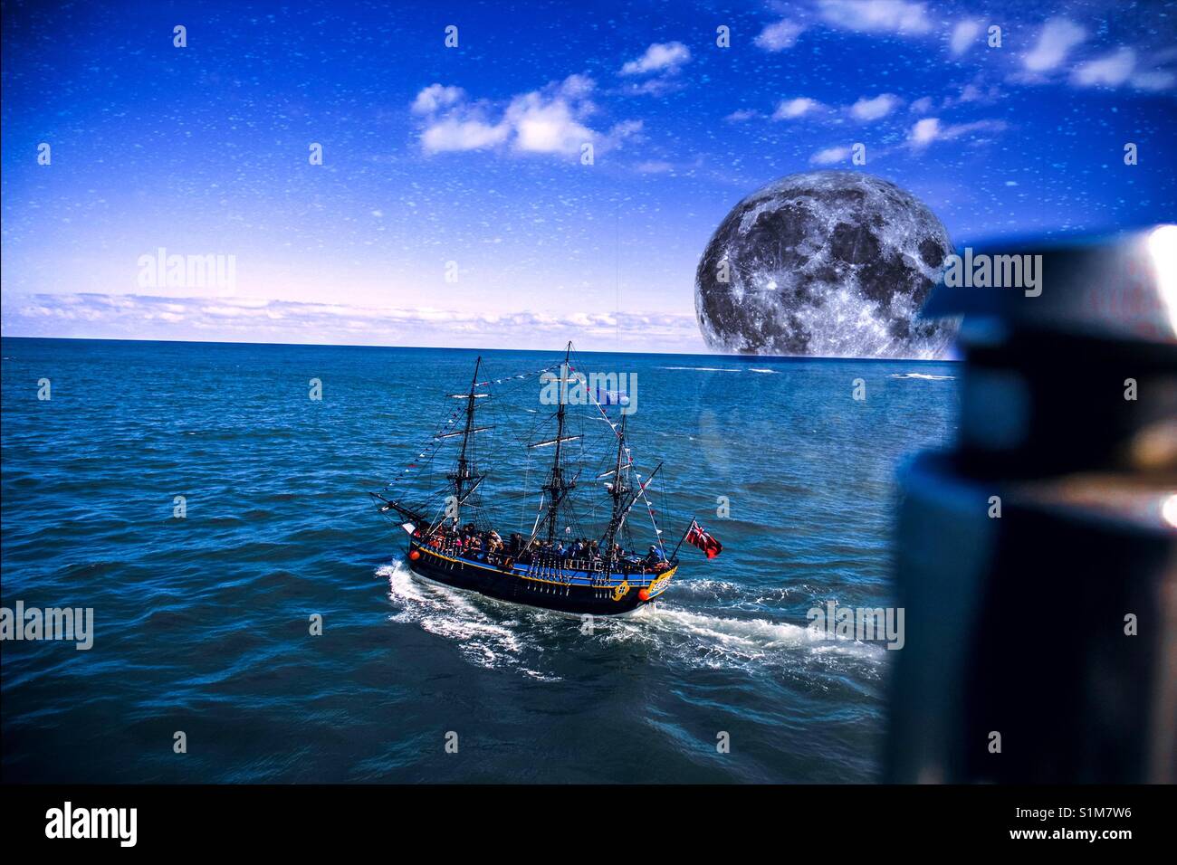 Sea moon pirate ship hi-res stock photography and images - Alamy