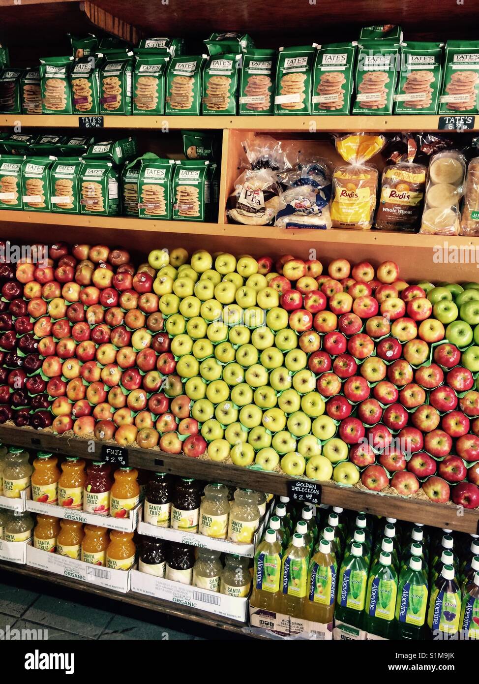 Fruit on display in a New York deli and supermarket Stock Photo - Alamy