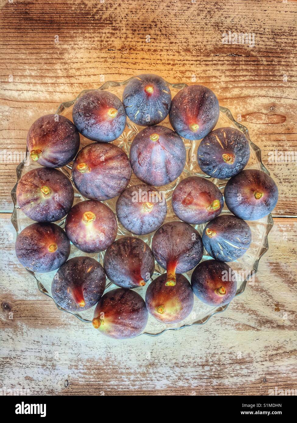 Freshly picked figs on a glass plate Stock Photo - Alamy
