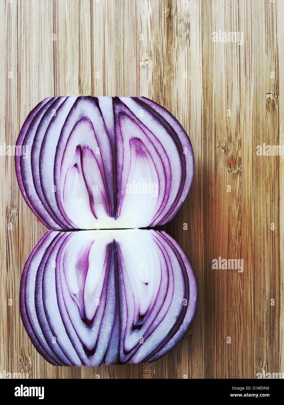 Red onion, cut in half Stock Photo - Alamy
