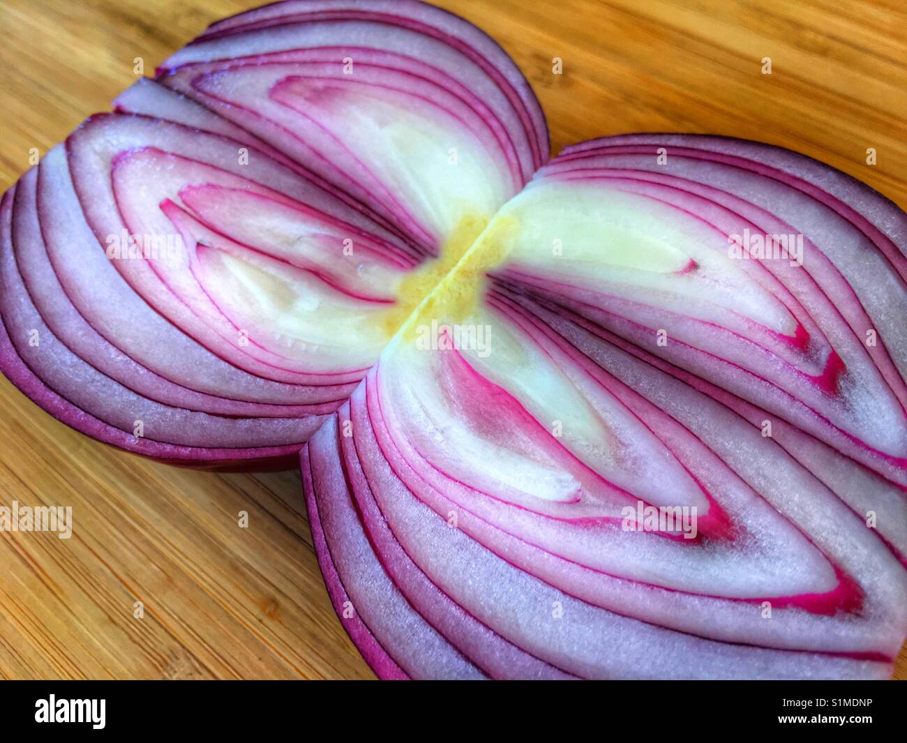 Red onion, cut in half Stock Photo - Alamy