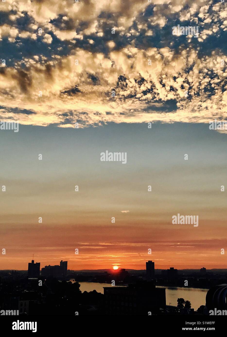 Rooftop sunset hi-res stock photography and images - Alamy