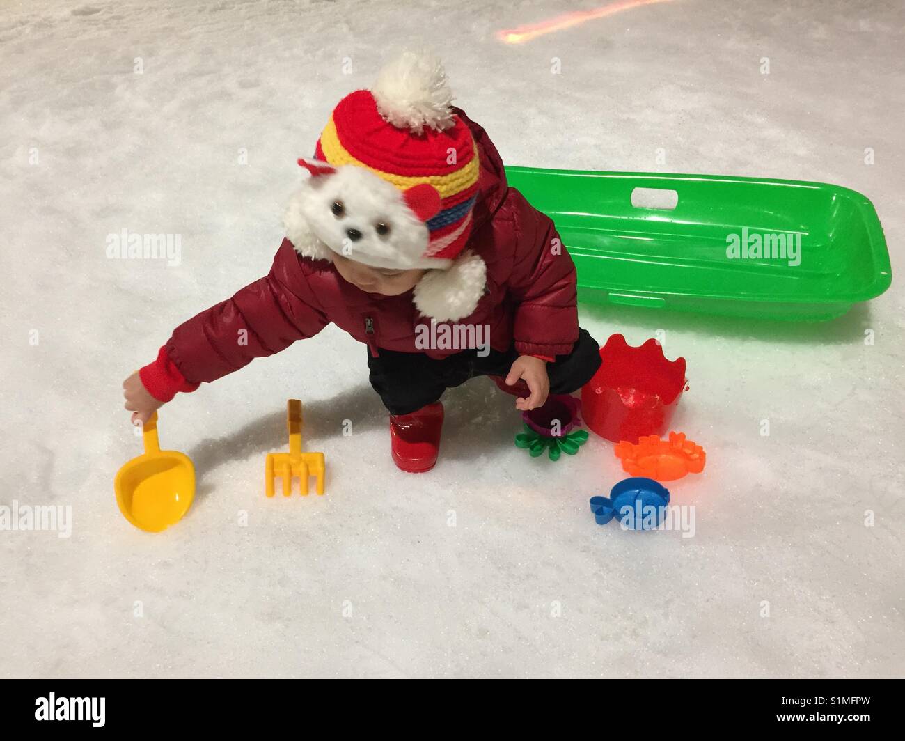 Child play snow hi-res stock photography and images - Alamy