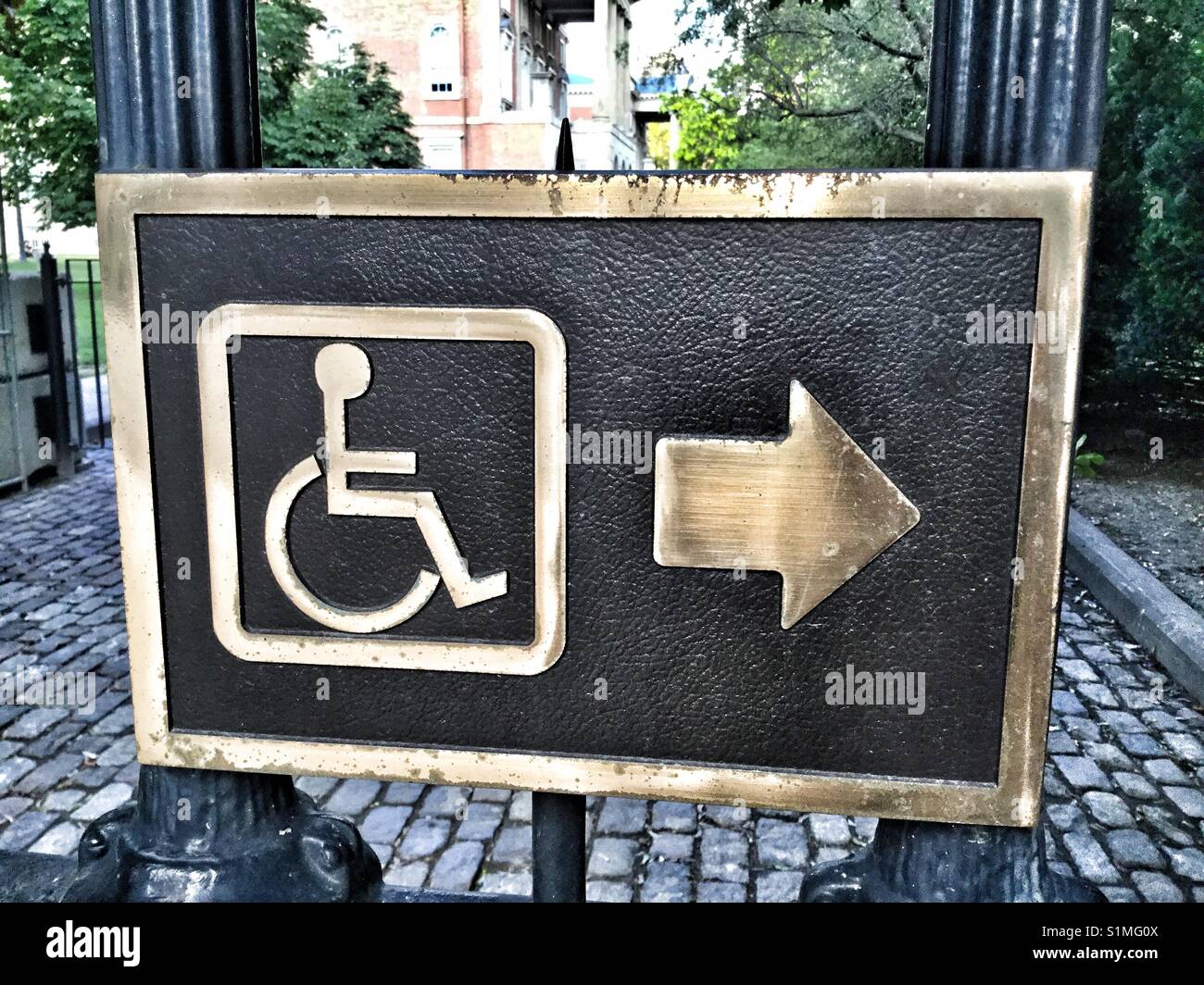 Wheelchair sign hi-res stock photography and images - Alamy