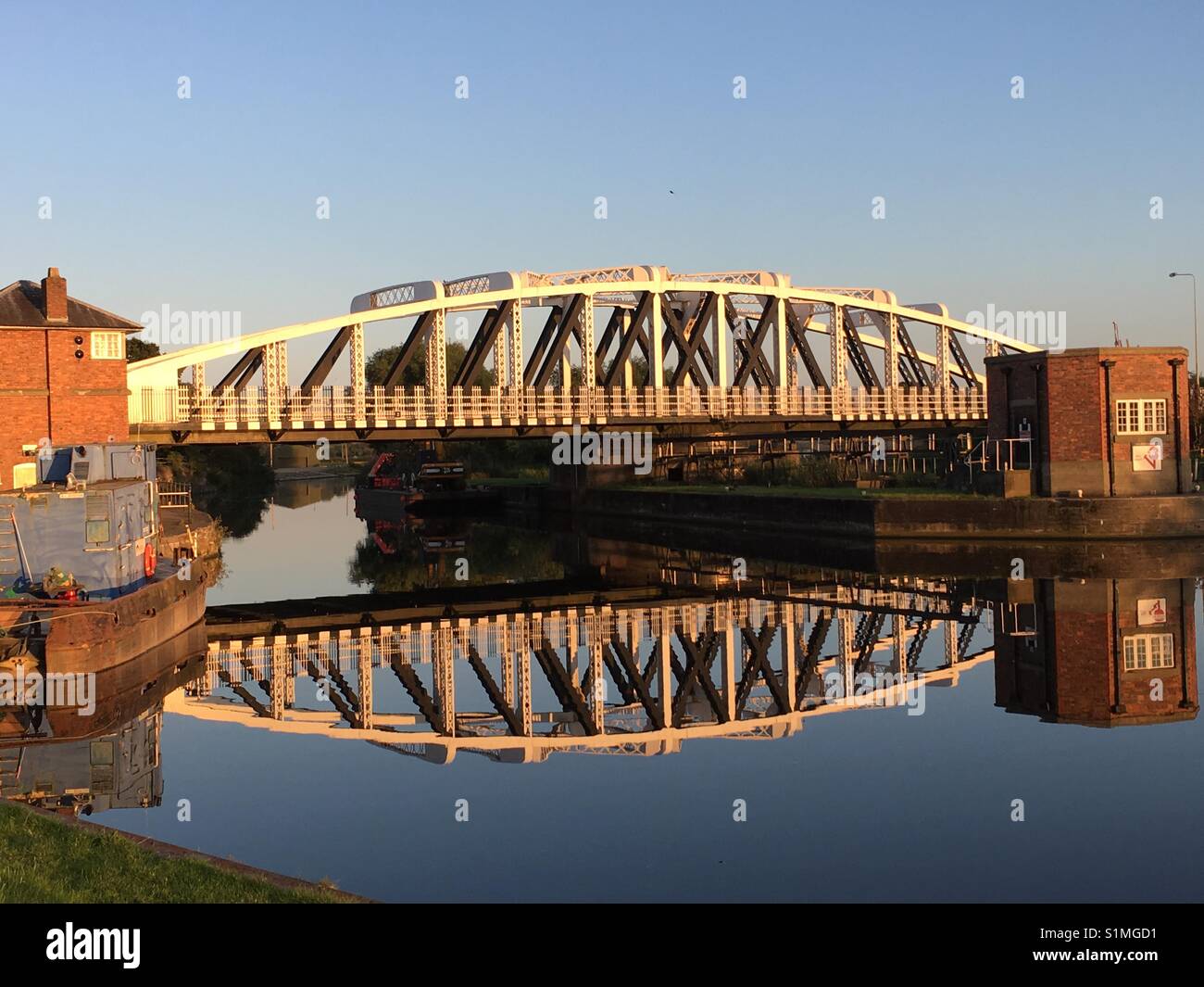 Bridge reflection in water hi-res stock photography and images - Alamy