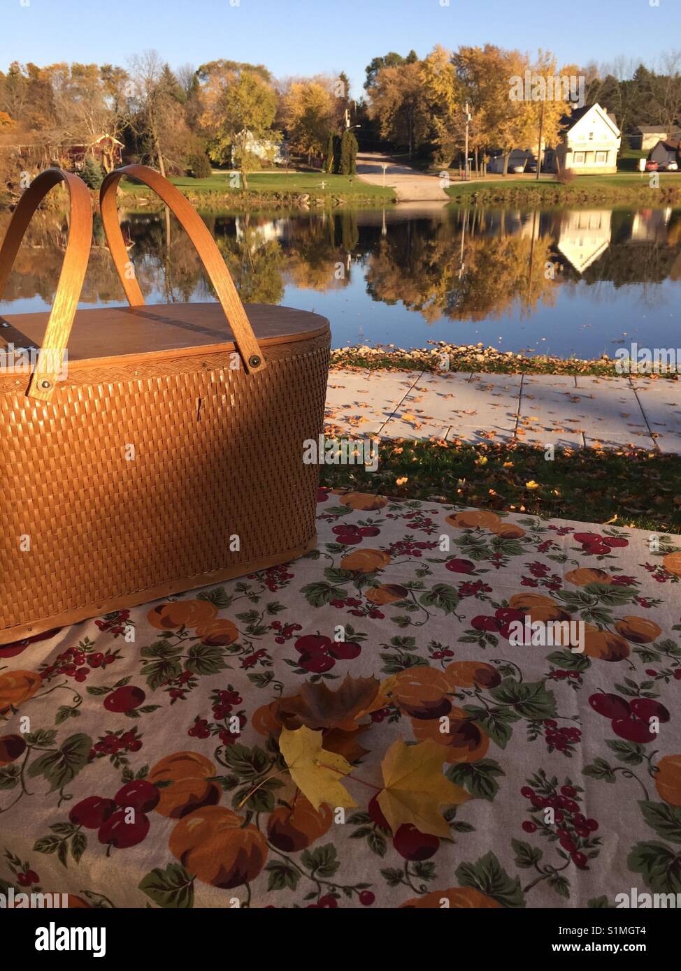 Fall picnic hi-res stock photography and images - Alamy