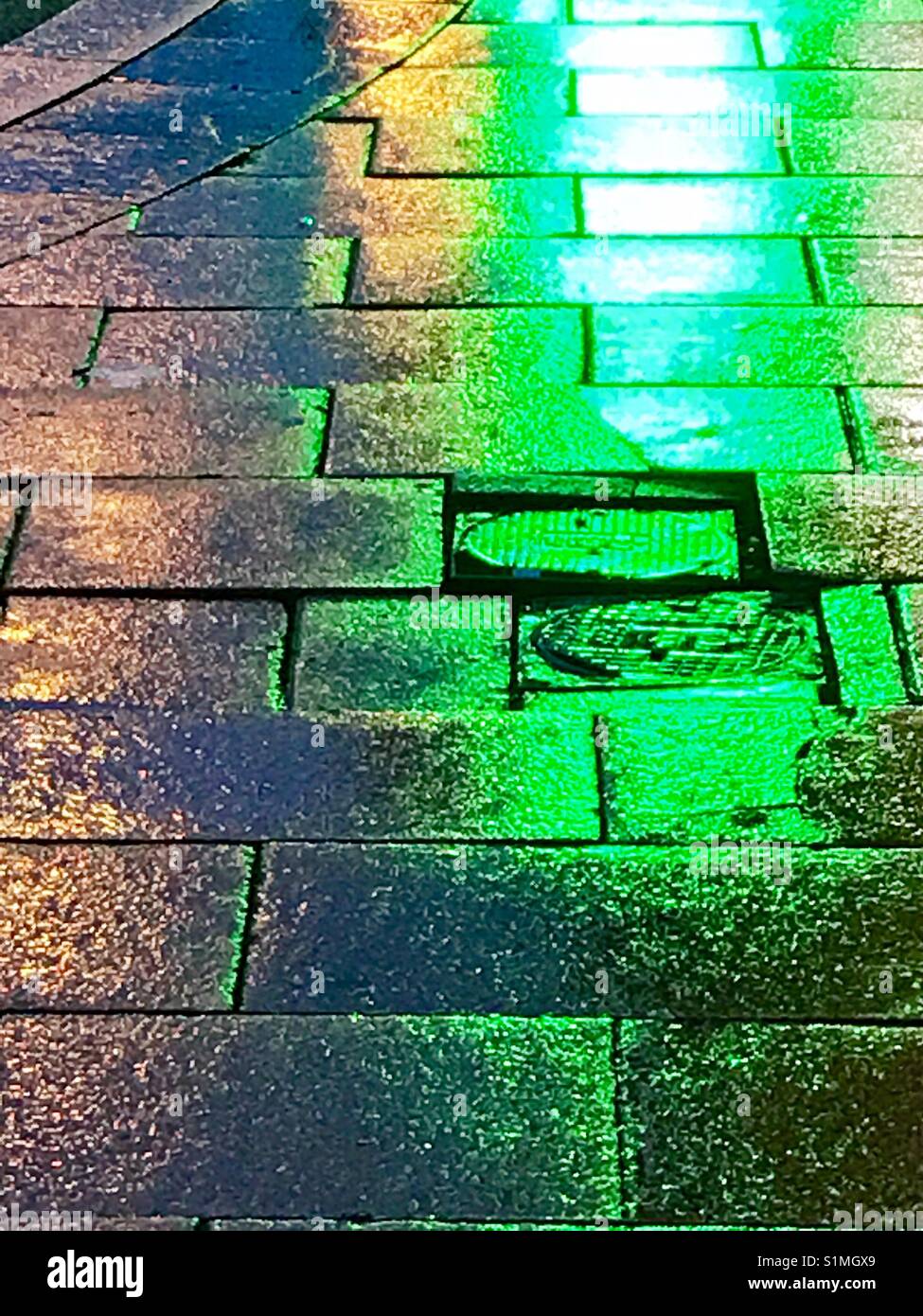 Light reflections on wet pavement Stock Photo - Alamy