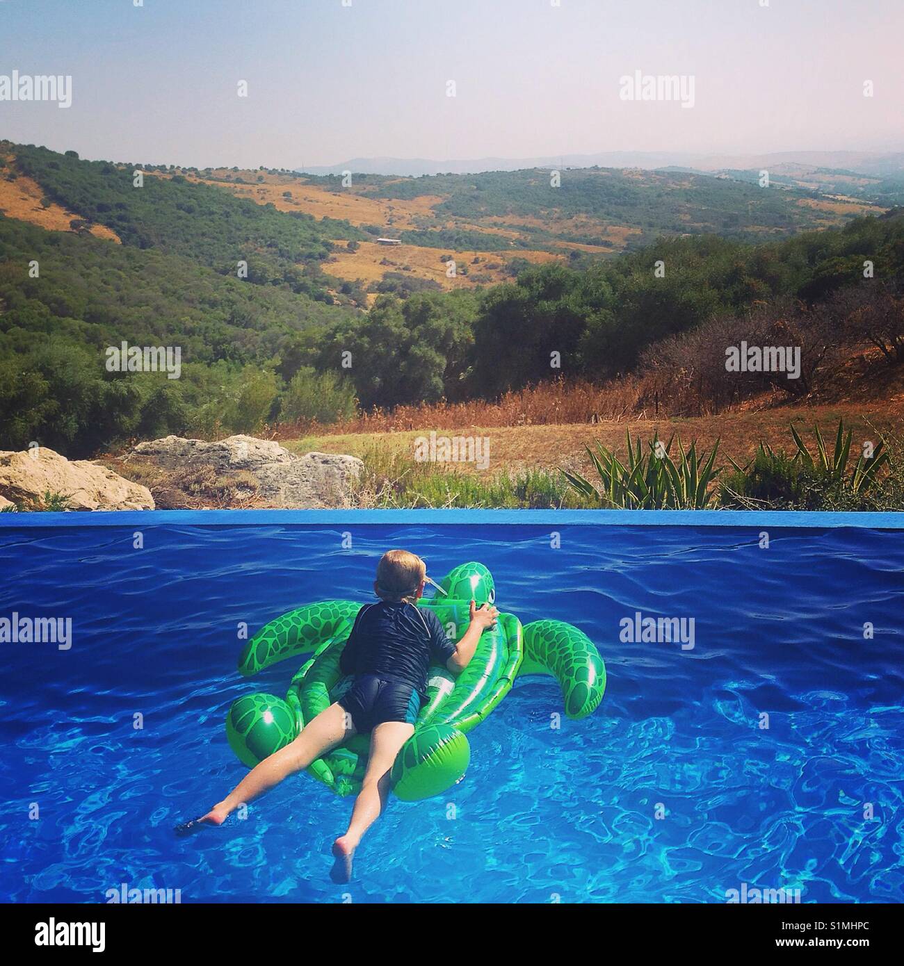 Infinity pool mountains hi-res stock photography and images - Alamy