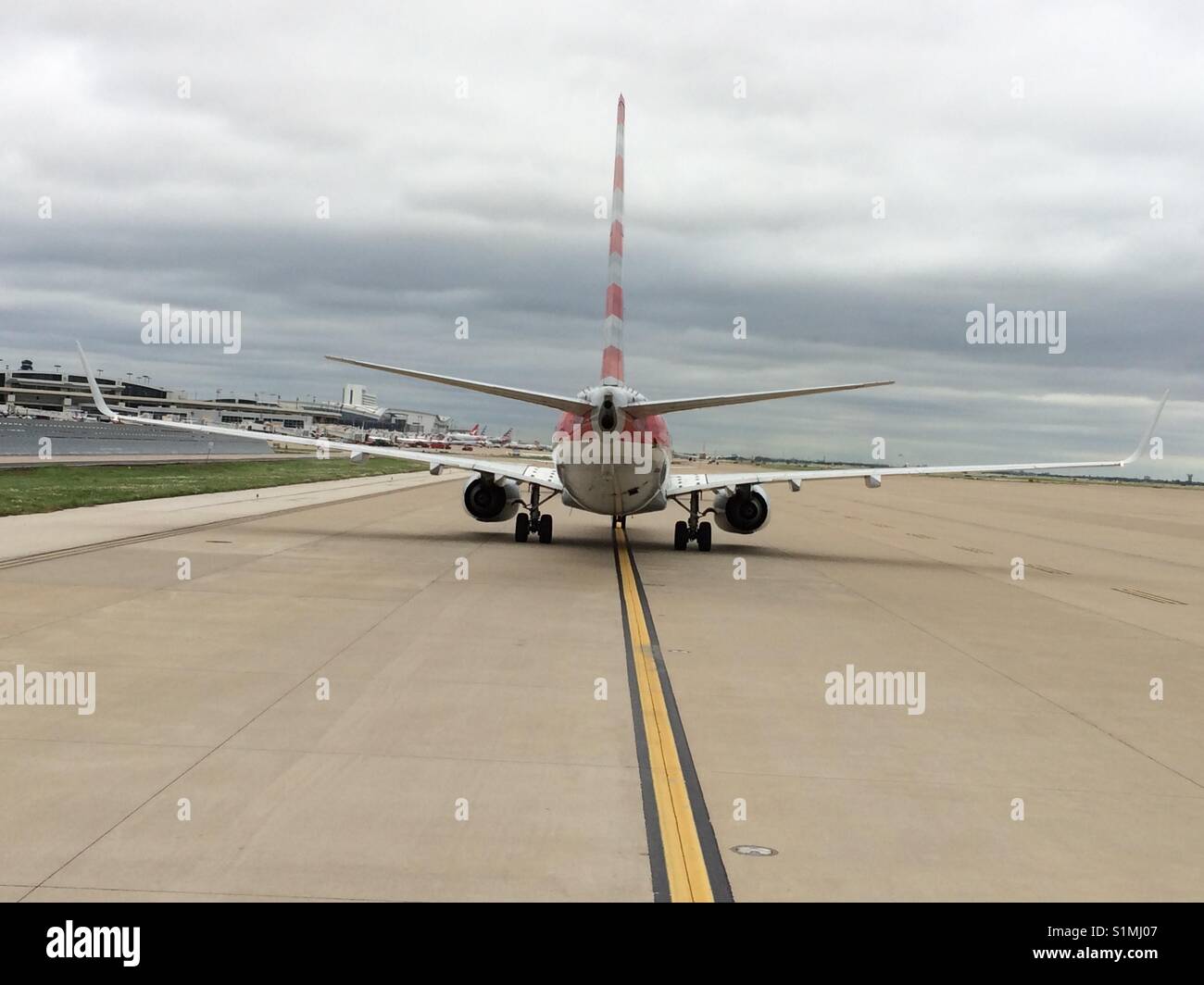 Airplane taxi hi-res stock photography and images - Alamy