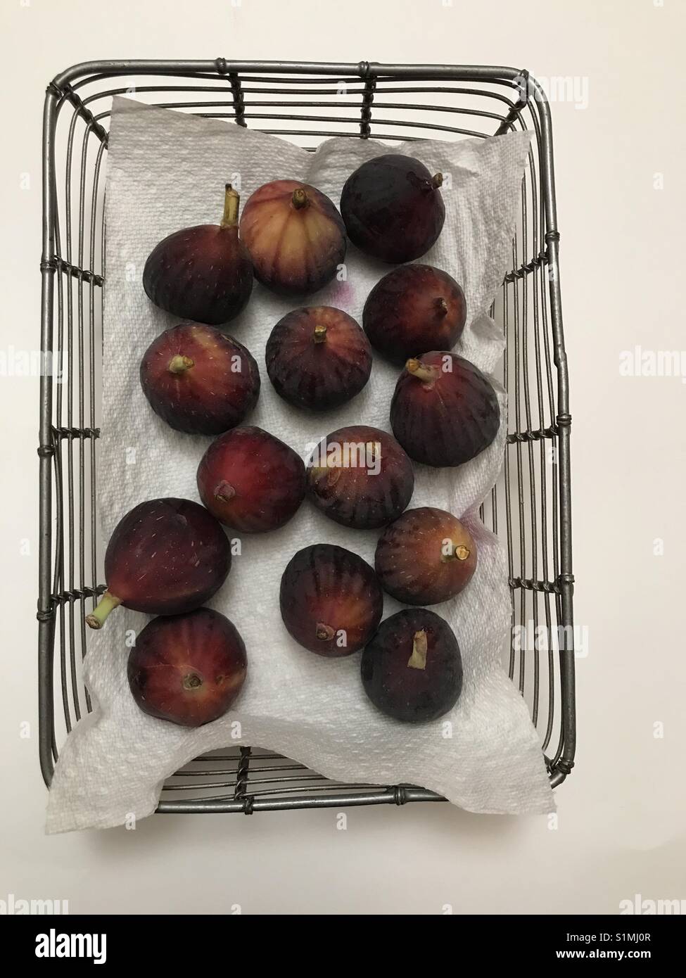 A basket of figs Stock Photo - Alamy