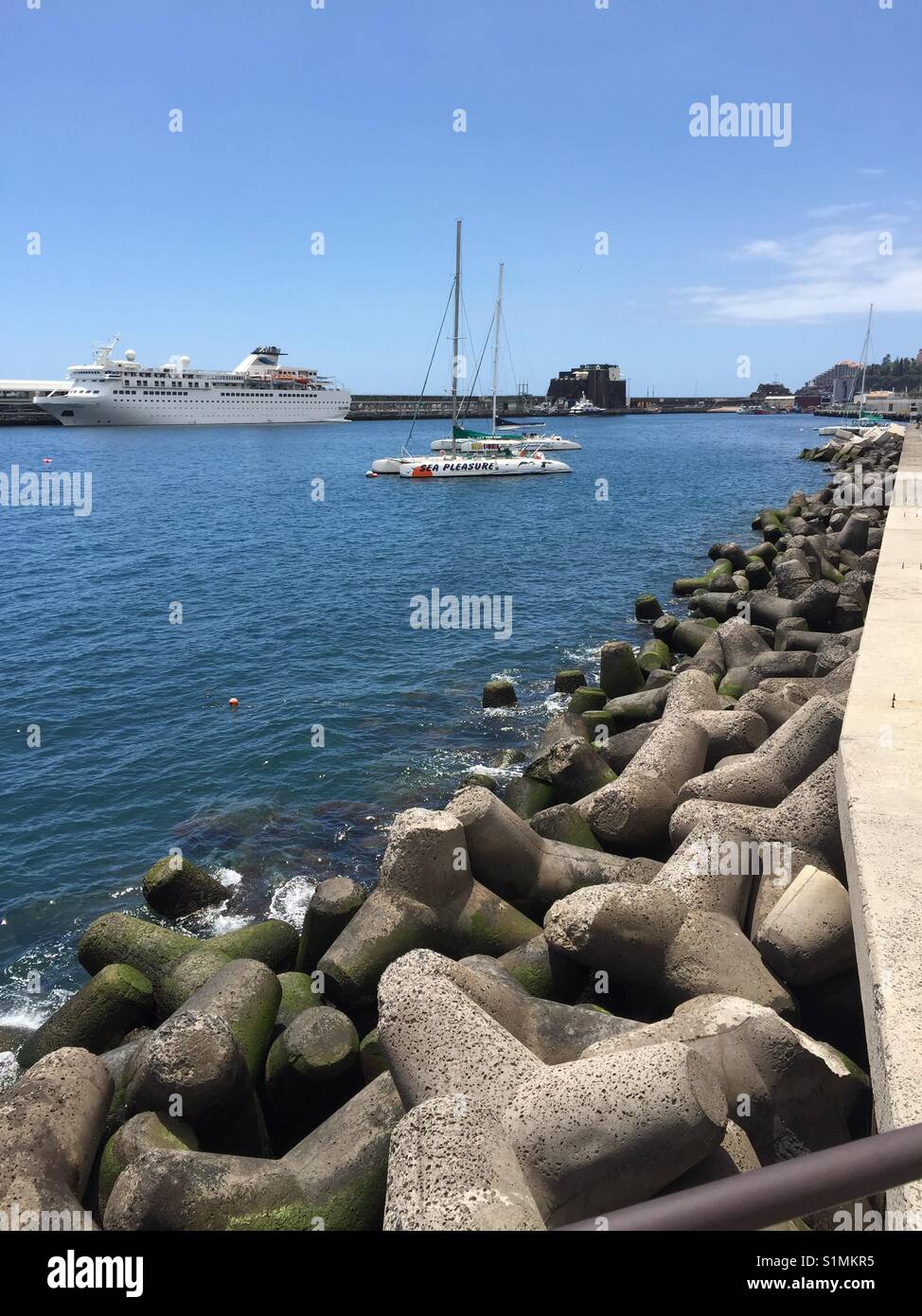 Seaside boats hi-res stock photography and images - Alamy