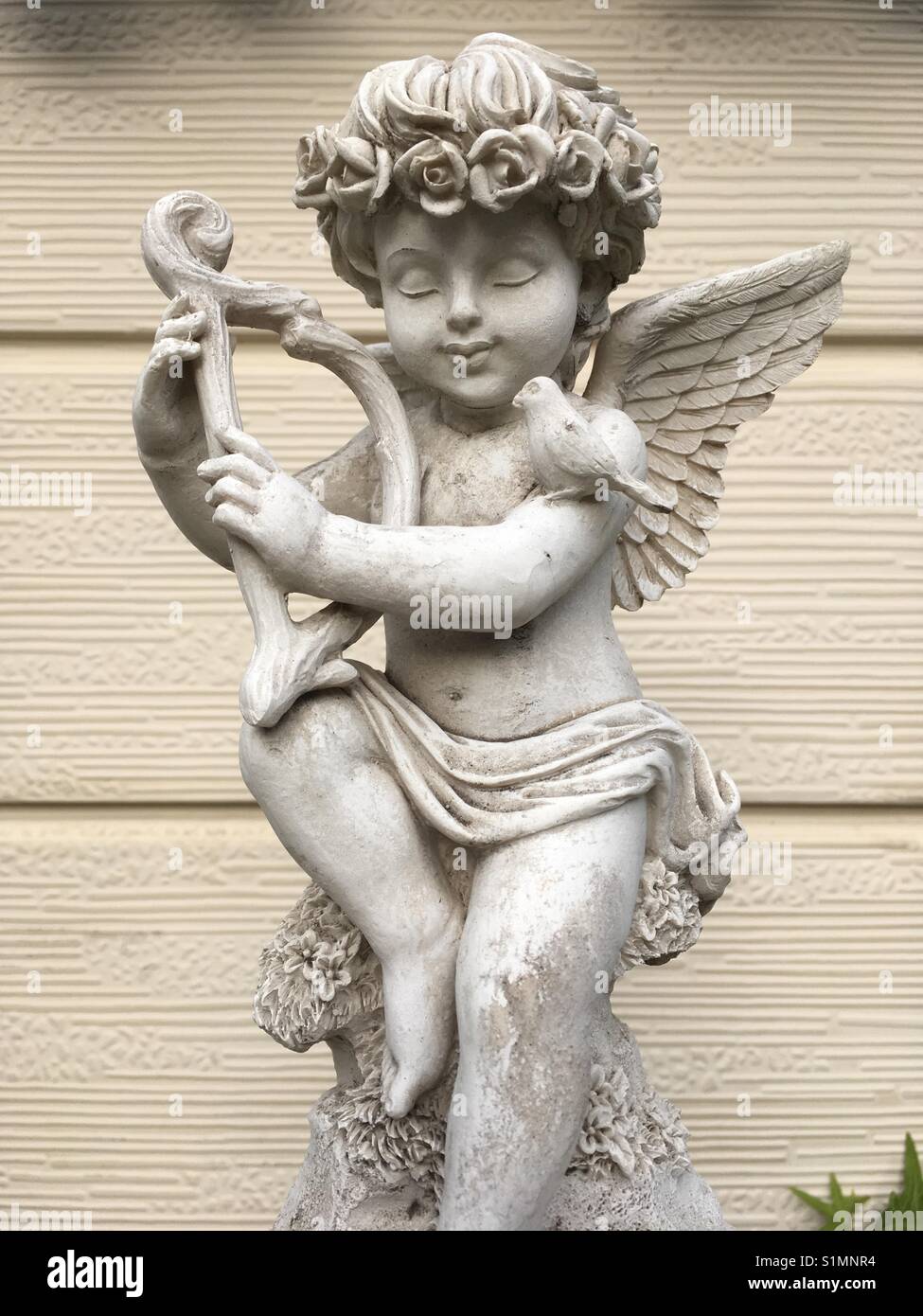 Angel statue boy hi-res stock photography and images - Alamy