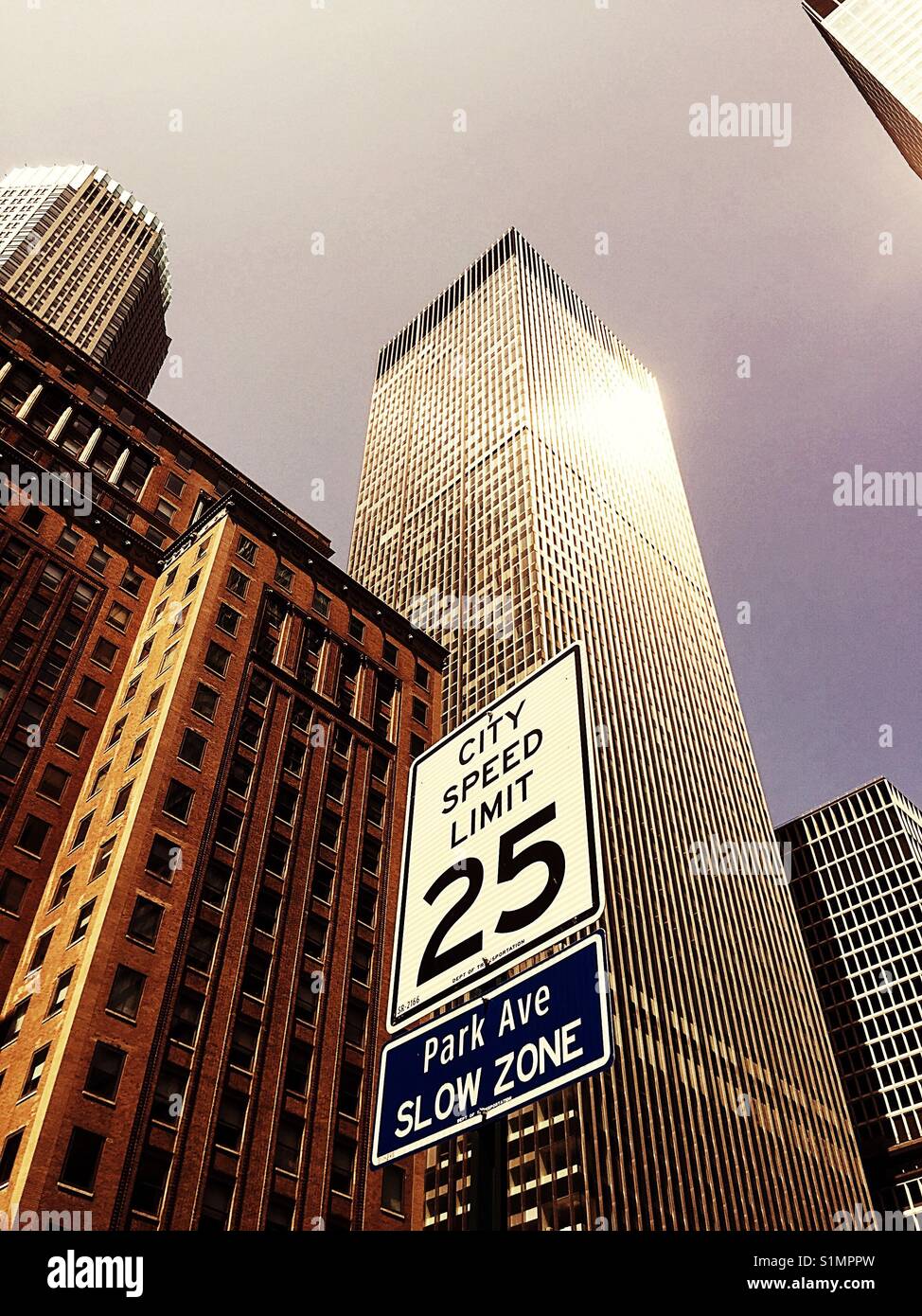 25 MPH speed limit sign, Park Avenue , NYC , USA Stock Photo - Alamy