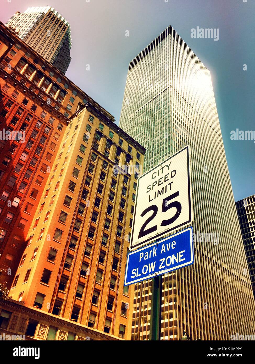 25 MPH speed limit sign, Park Avenue, NYC , USA Stock Photo - Alamy