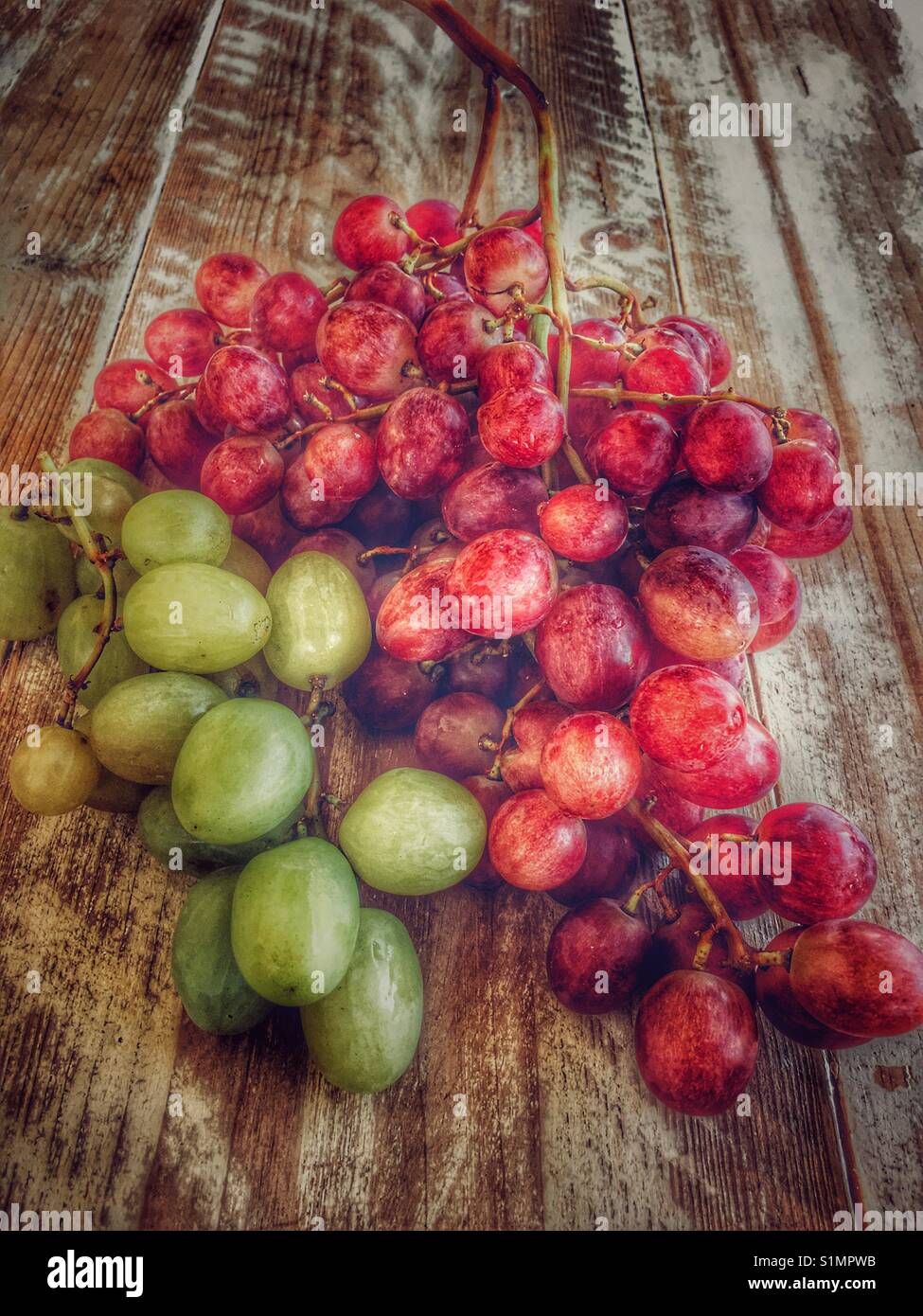 Bunch of red grapes and bunch of green grapes Stock Photo - Alamy