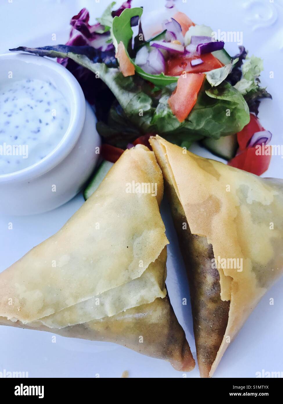 Samosa and salad hi-res stock photography and images - Alamy