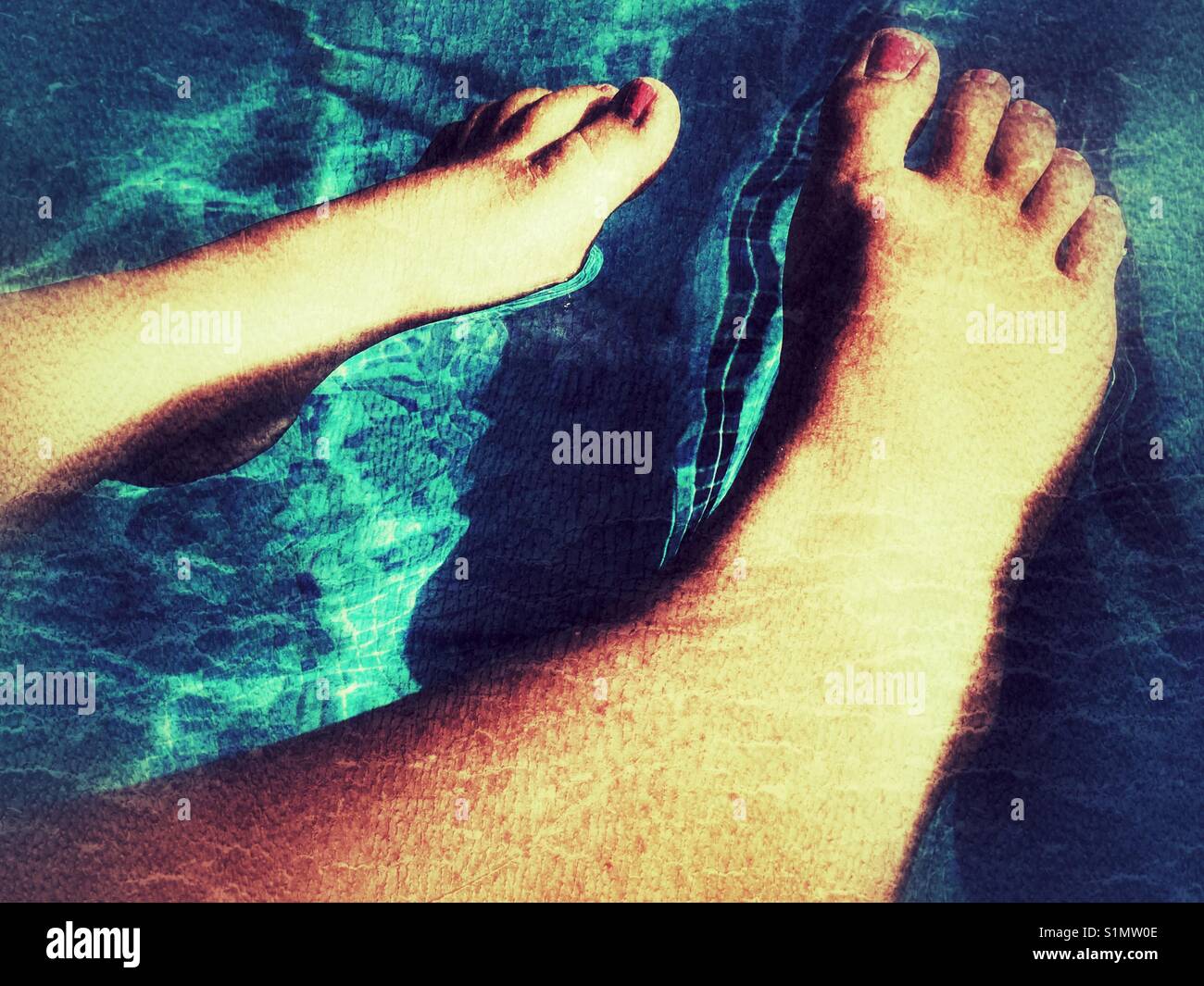 Keeping cool, floating in swimming pool Stock Photo - Alamy