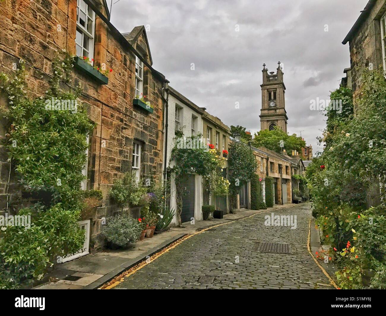 The curve of a lovely old lane in the Stockbridge area of Edinburgh ...