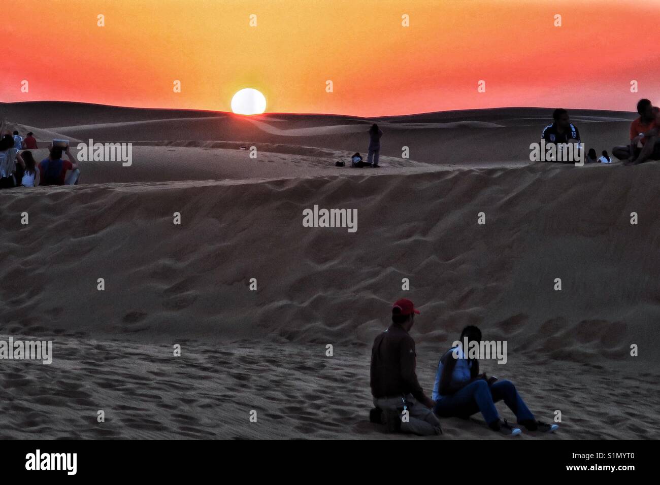 Dubai sunset desert hi-res stock photography and images - Alamy