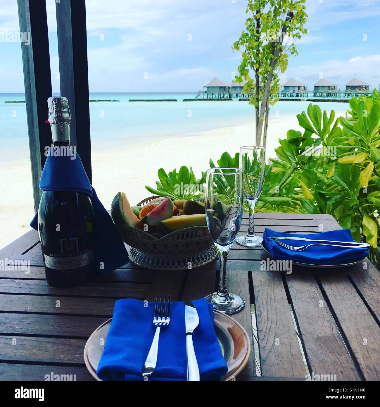 Snacks on the beach hi-res stock photography and images - Alamy