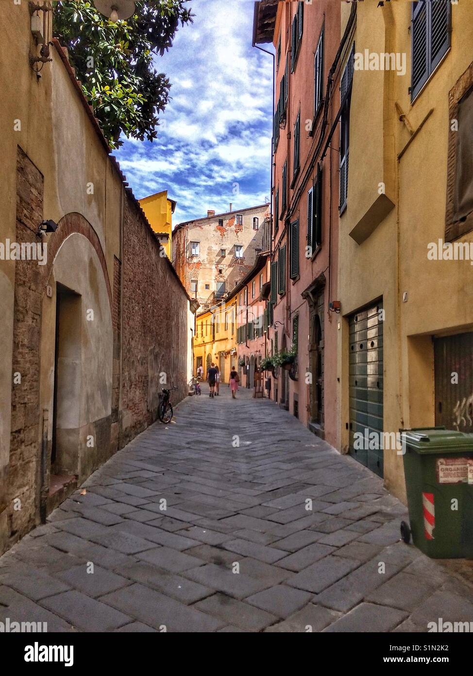 Alleyway in Lucca Italy Stock Photo - Alamy
