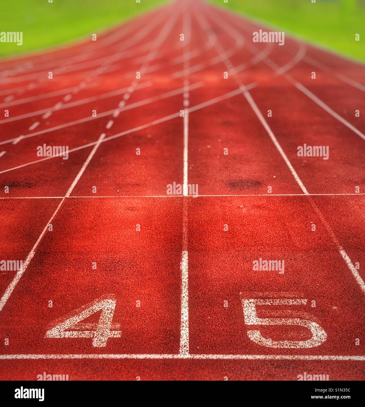 100 metres running track lanes disappearing into the distance Stock ...