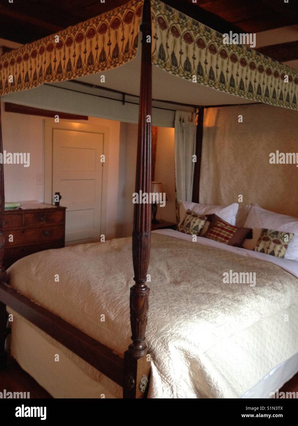 Fabric canopy bed hi-res stock photography and images - Alamy