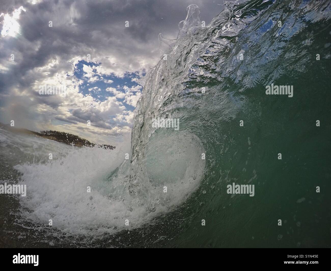 Surfing waves hi-res stock photography and images - Alamy