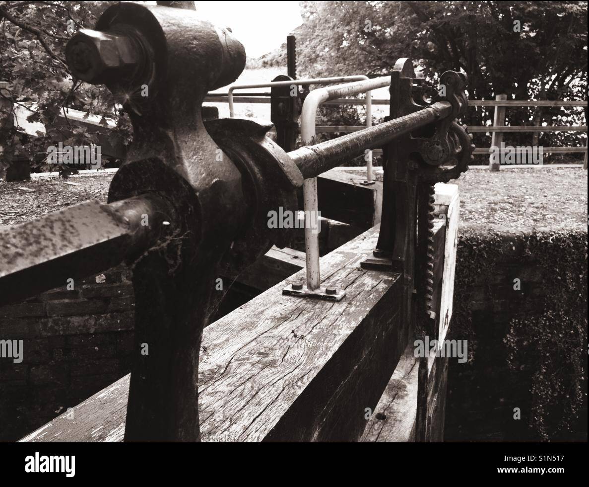 Black gate lock hi-res stock photography and images - Alamy