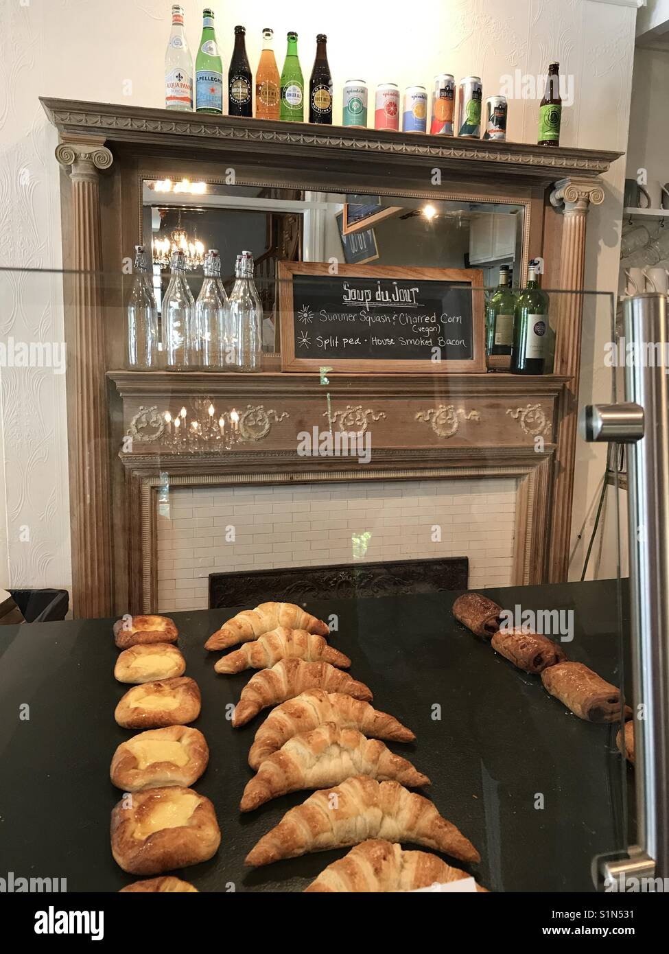 Cafe fireplace hi-res stock photography and images - Alamy