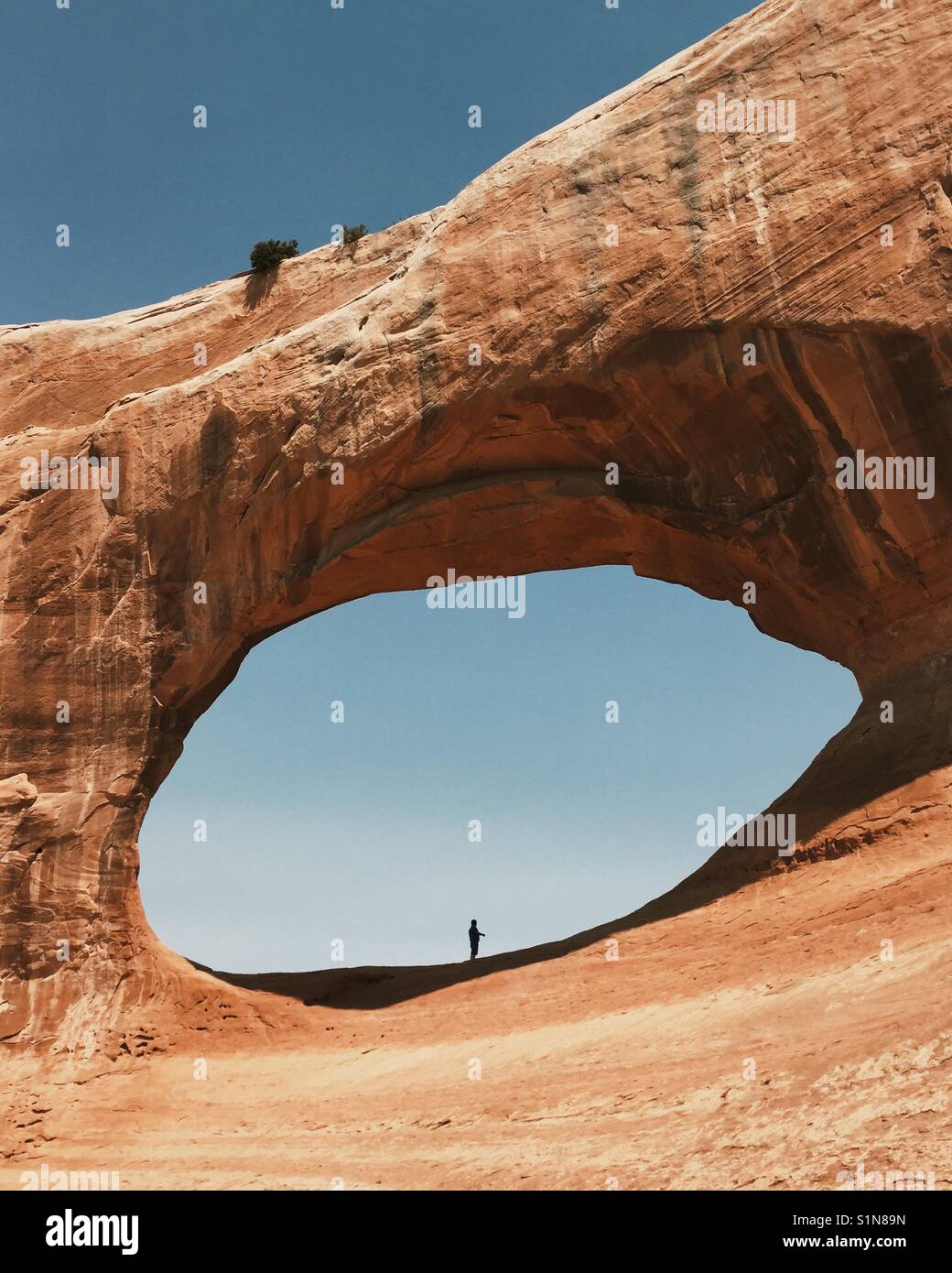 Desert arch hi-res stock photography and images - Alamy