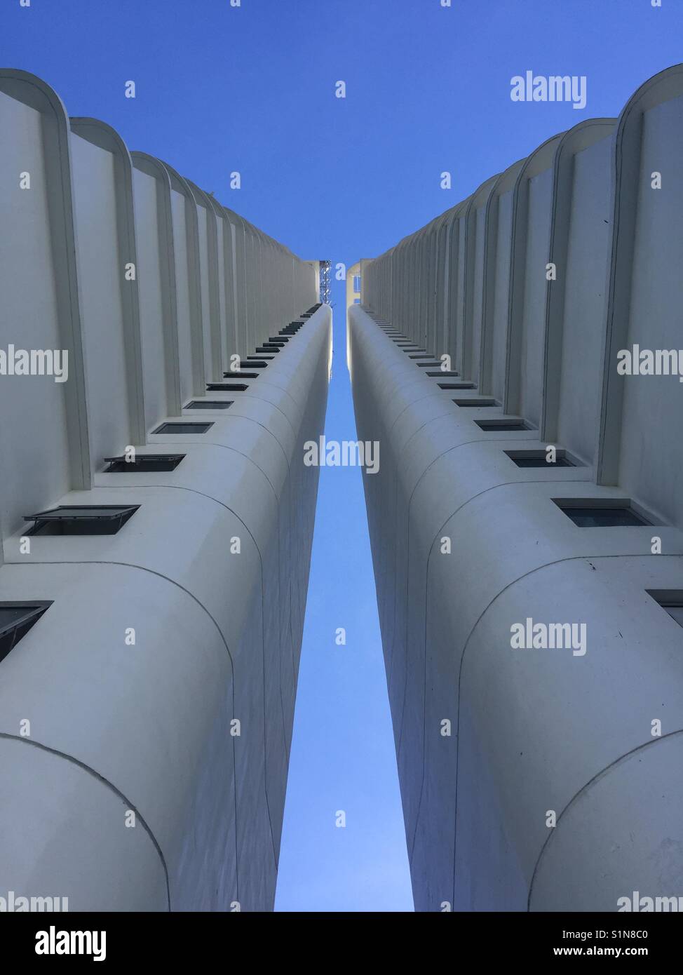 High rise building rooftop hi-res stock photography and images - Alamy