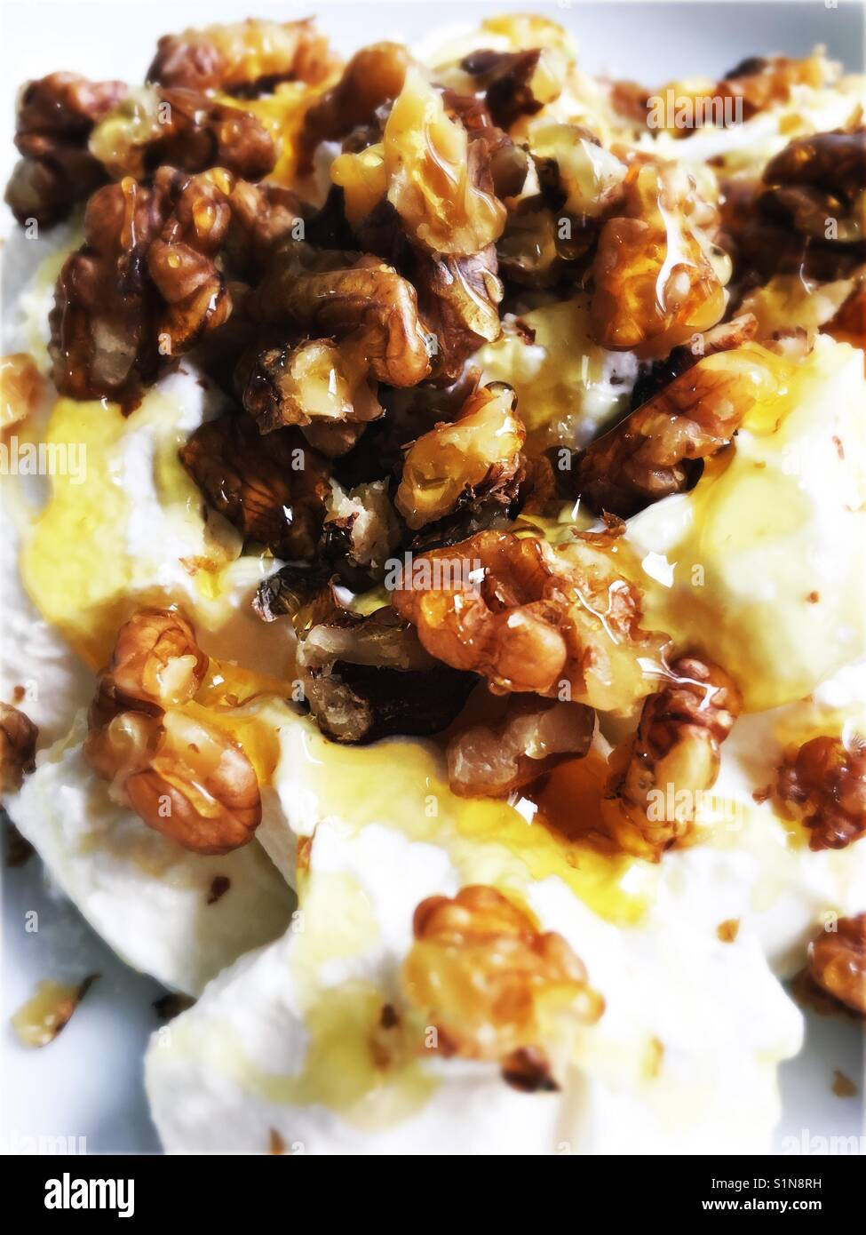 Walnuts with honey and greek yoghurt Stock Photo - Alamy