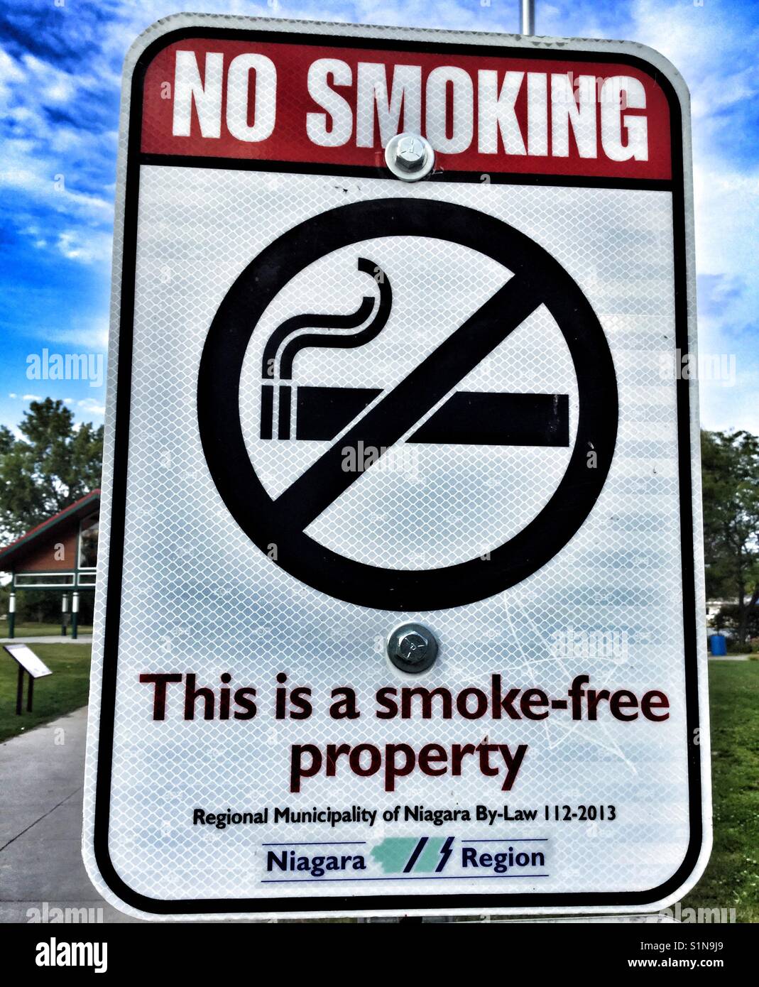 Smoke free area sign hi-res stock photography and images - Alamy