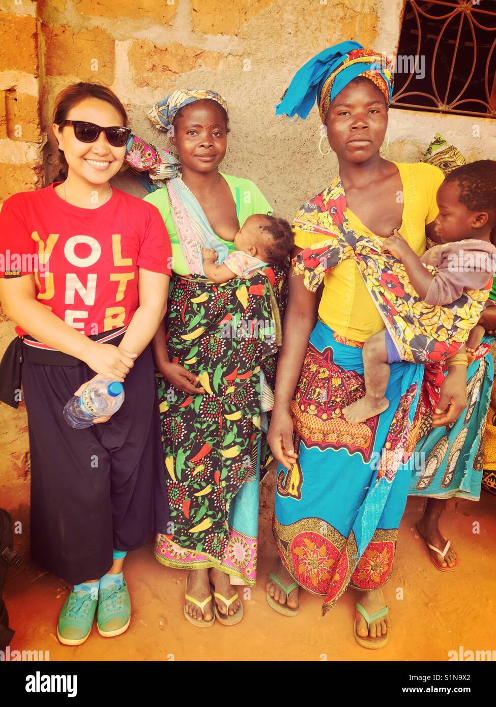 Africa mother breastfeeding baby hi-res stock photography and images ...