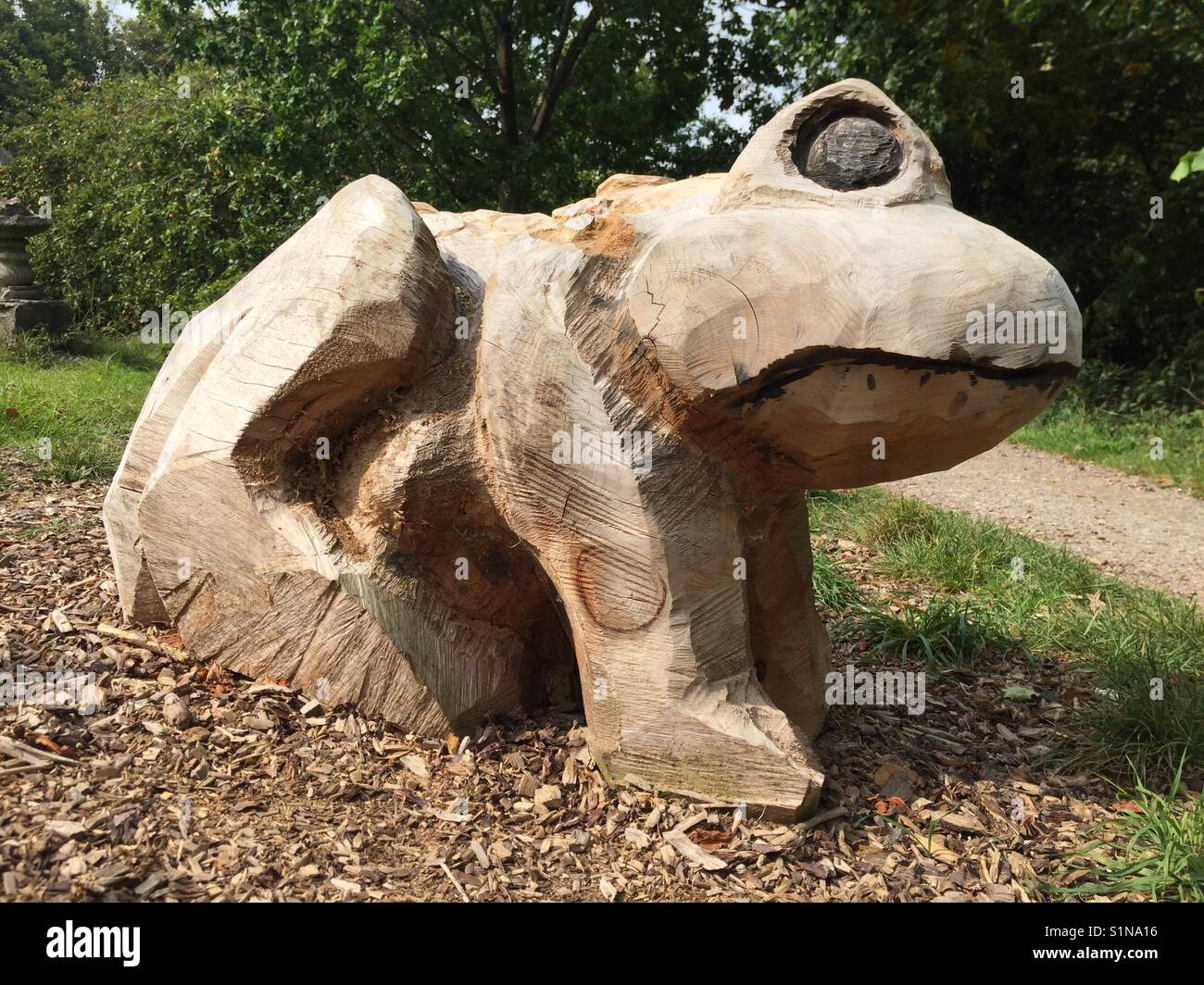 Wood carve frog hi-res stock photography and images - Alamy